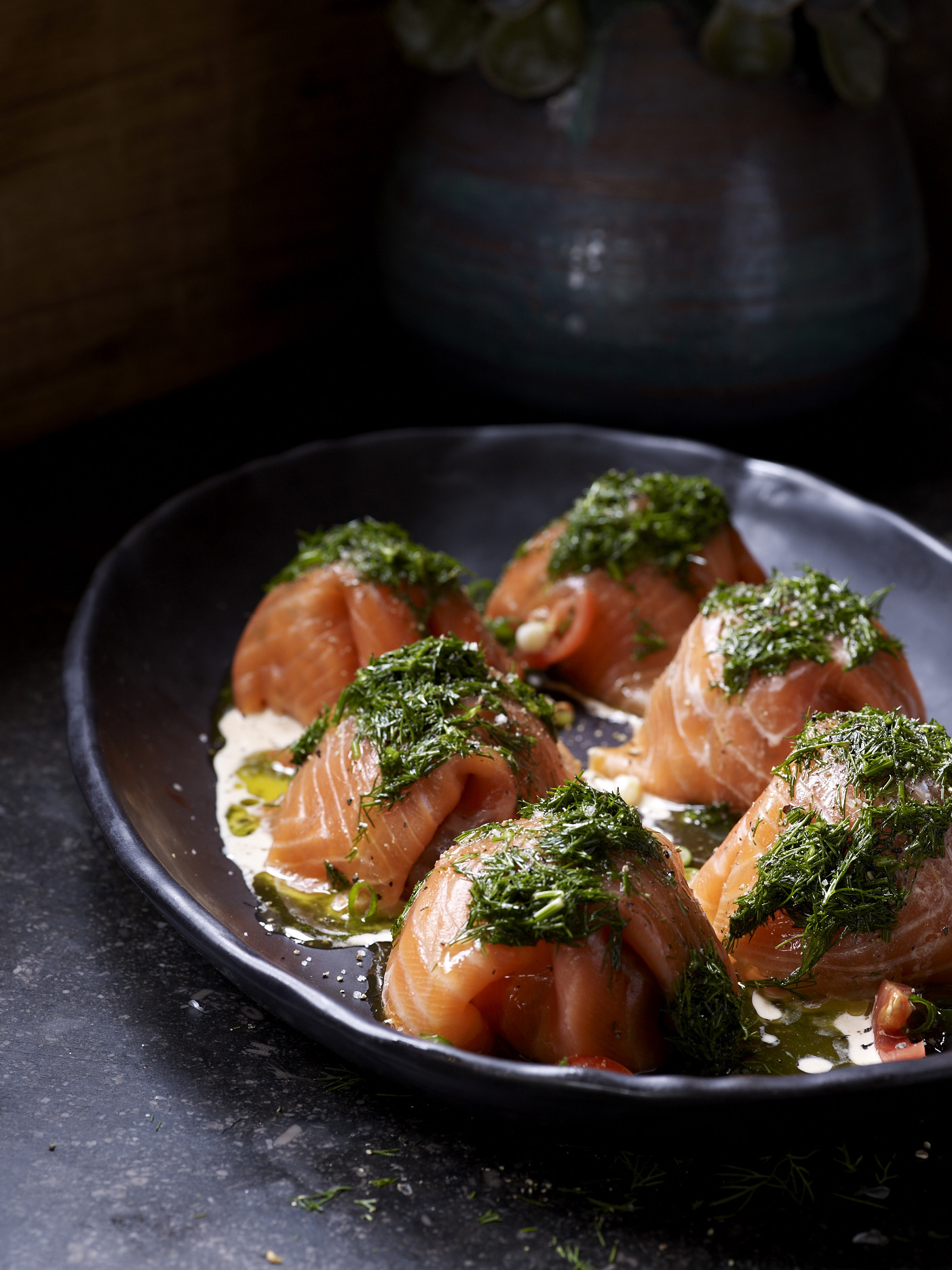 Gerookte zalm opgevuld met krab, zalmeitjes, groenten en dillesaus ...